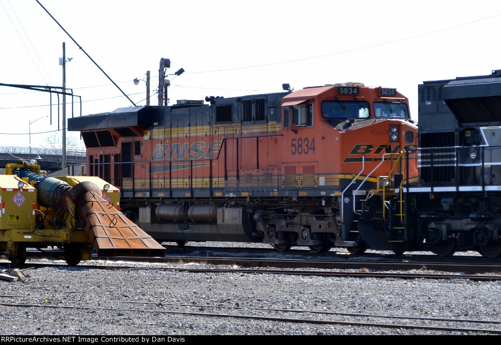 BNSF ES44AC 5834